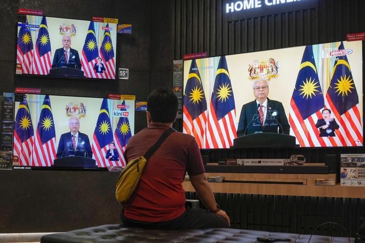 Malaysian PM dissolves Parliament, calls snap polls