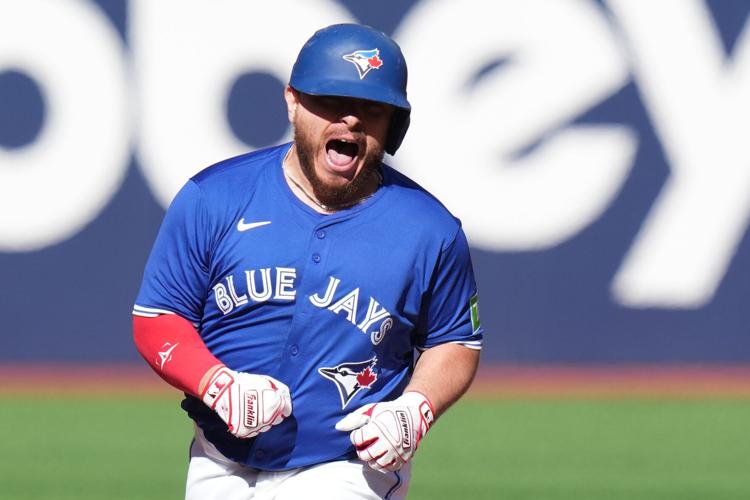 Blue Jays clinch AL East, Alejandro Kirk hits grand slam
