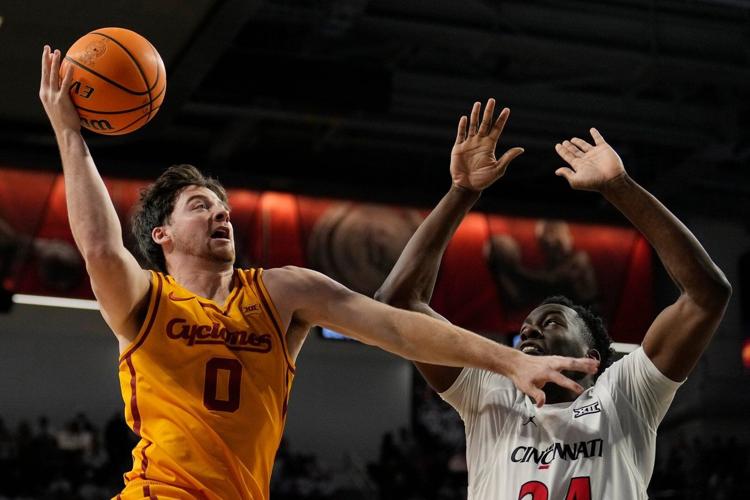 No. 2 Iowa State loses second straight, 79-70 to Cincinnati