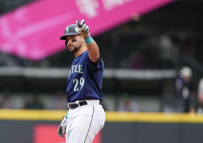 Mariners close out August with 21 wins after rallying past Oakland for ...