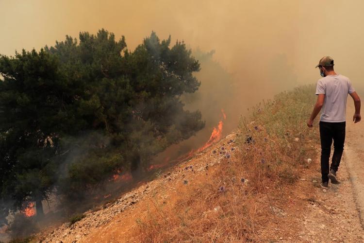Wildfire rages for 2nd day in Lebanon, spreads to Syria