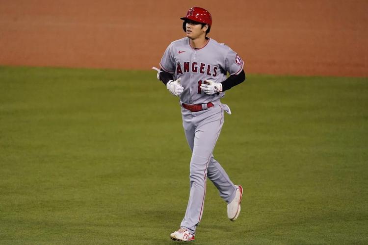 Power outage causes 25-minute delay at Dodger Stadium