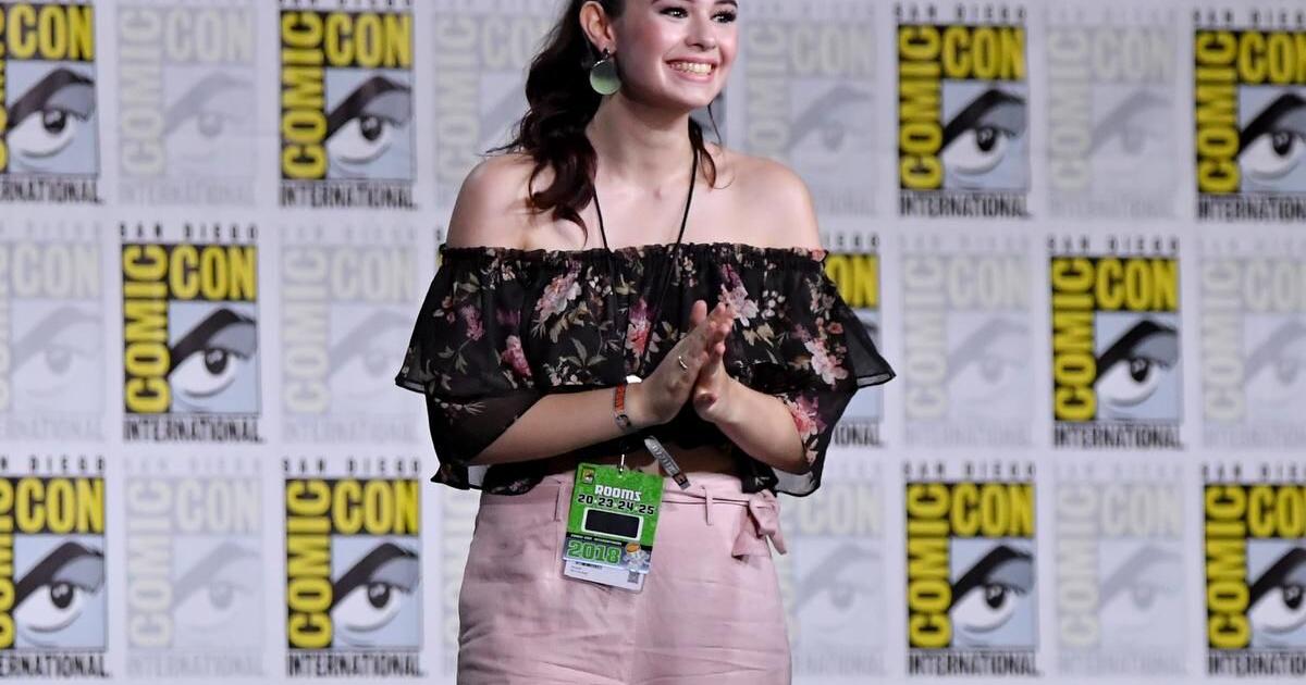 Activist Nicole Maines To Star As Tvs First Transgender Hero On Supergirl