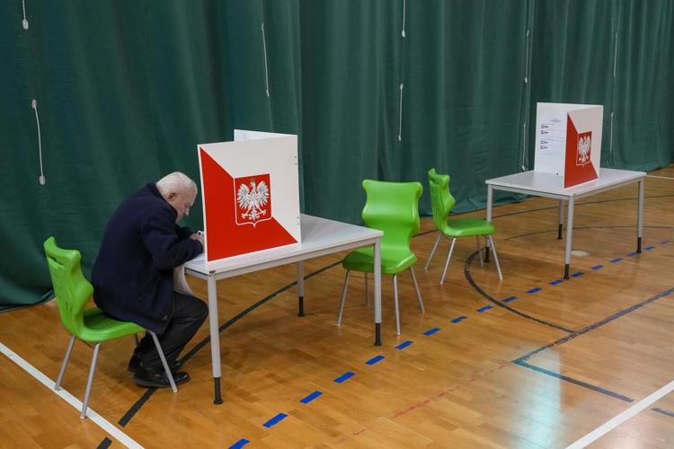 Poles vote in a high-stakes election that will determine whether right ...