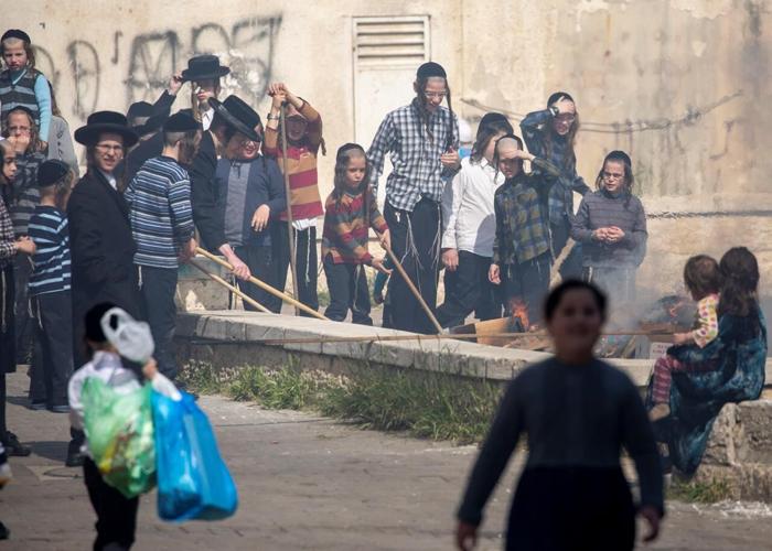 Passover in isolation dampens holiday mood in Israel