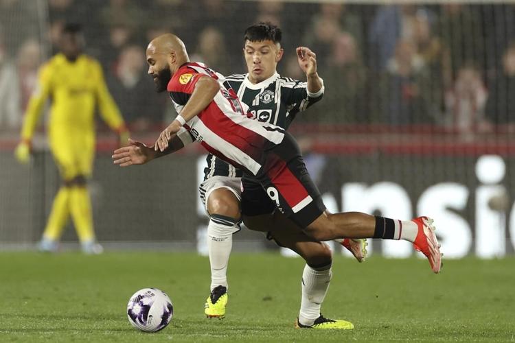 Uninspired Man United lucky to draw at Brentford in dramatic finish