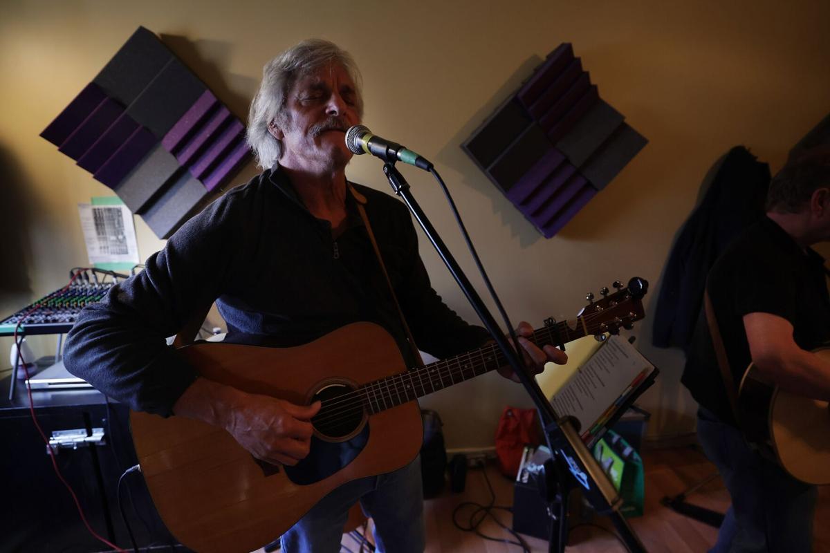 Gordon Lightfoot’s band is back onstage with new singer