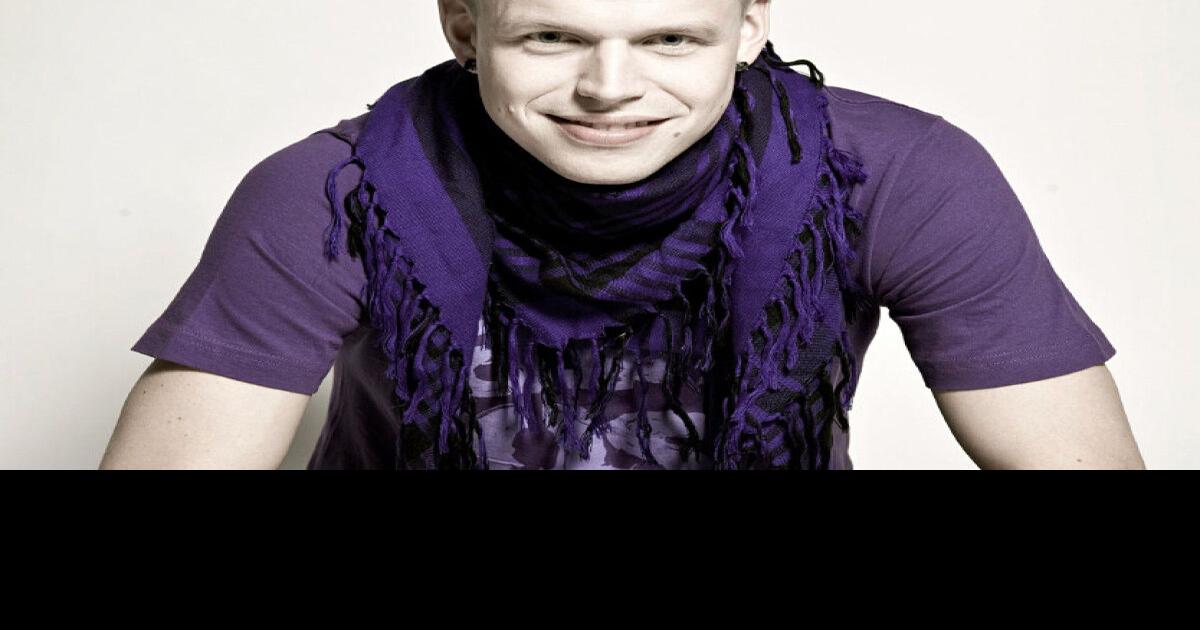 Deaf rapper feels the music and sings by signing