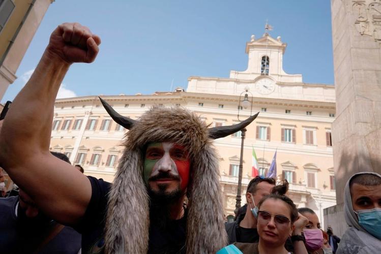 Restaurant owners clash with police in Rome lockdown protest