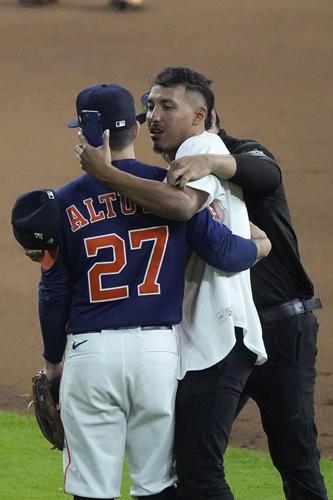 Altuve engages with fan who rushed field for selfie in ALCS