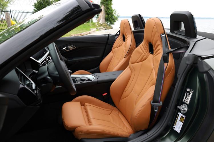 2025 BMW Z4 M40i Roadster 6MT gets manual transmission