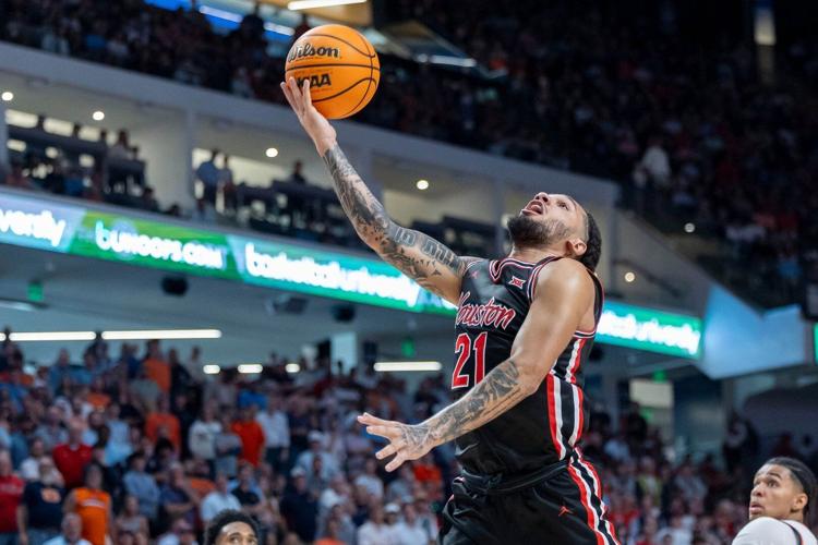 Kingston Flemings scores 22 as No. 1 Houston holds off No. 22 Auburn 73-72