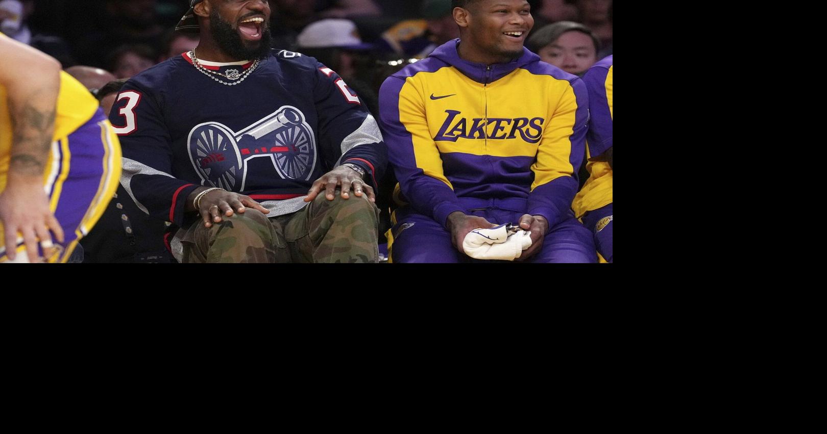 LeBron James returns from 7-game injury absence, and nothing else goes ...