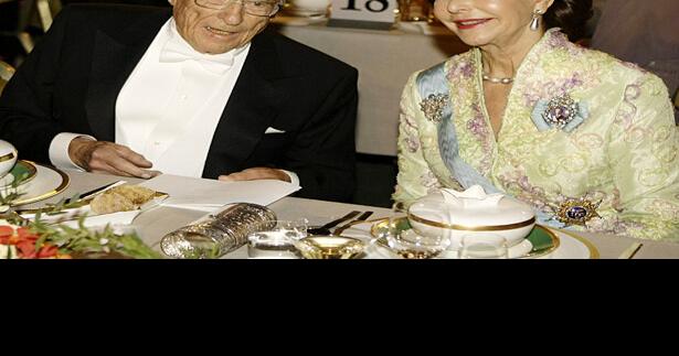 Canadian scientist Willard Boyle accepts Nobel