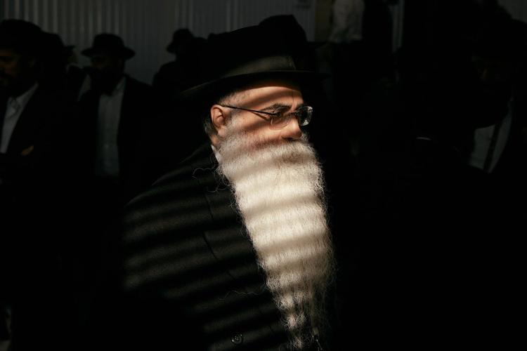 Photos of Hasidic Jewish rabbis praying at resting place of 'the Rebbe ...