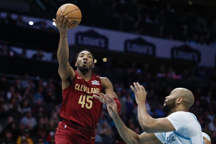 NBA-leading Cavaliers win 13th straight game, rallying to edge Hornets 118-117