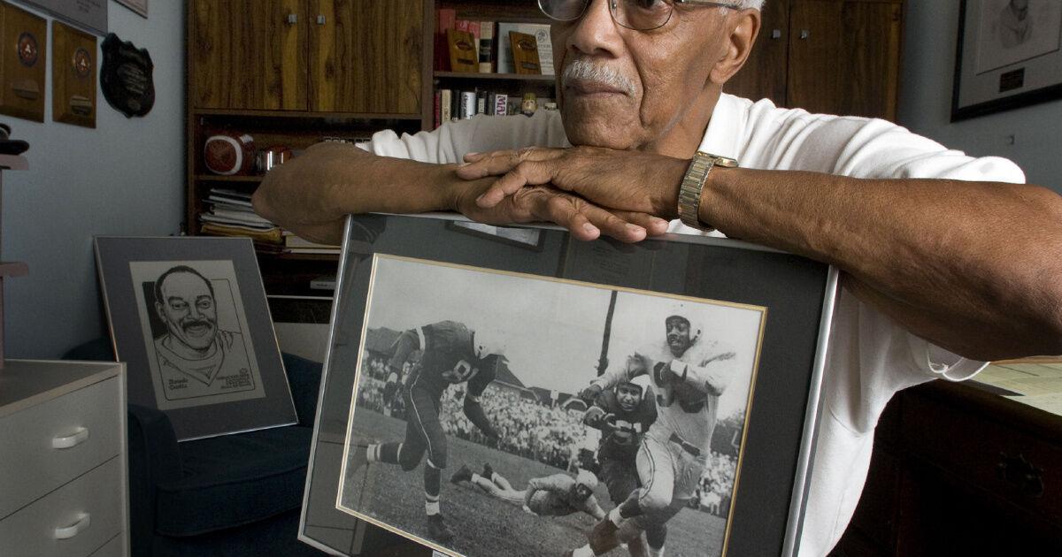 Trailblazing black quarterback Bernie Custis dead at 88