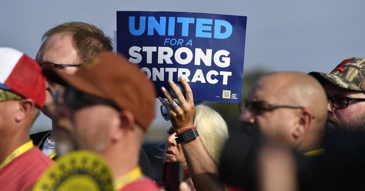 U.S. autoworker strike threat gives Canadian union leverage