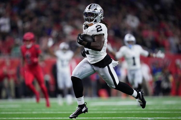 Texans extend winning streak to 7 with 23-21 victory over Raiders