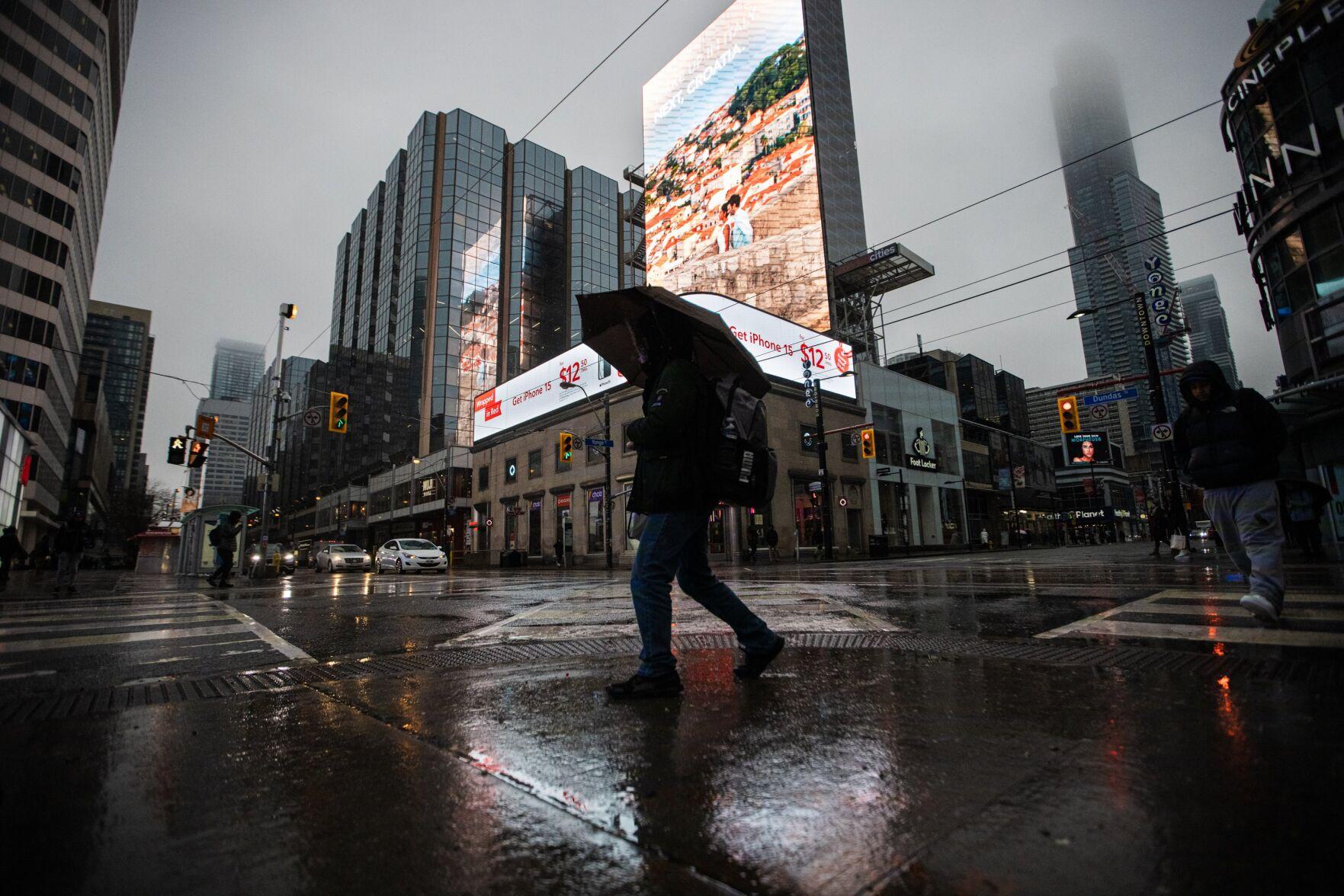 Toronto pelted by wet snow, warming centres open at 5 p.m.