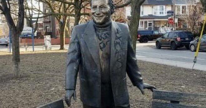 Al Waxman statue vandalized with pro-Hamas message