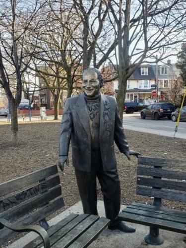 Al Waxman statue vandalized with pro-Hamas message