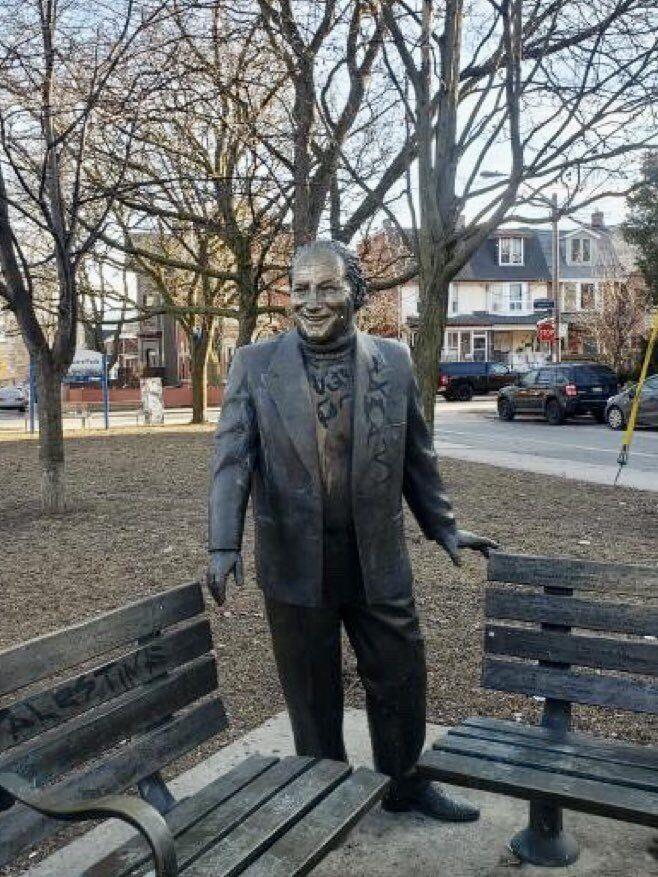 Al Waxman statue vandalized with pro-Hamas message