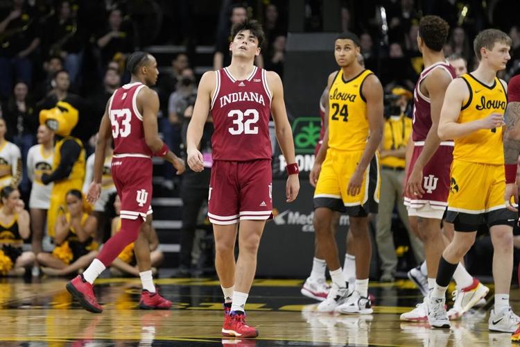 Murray scores 30 as Iowa rallies past No. 15 Indiana, 91-89