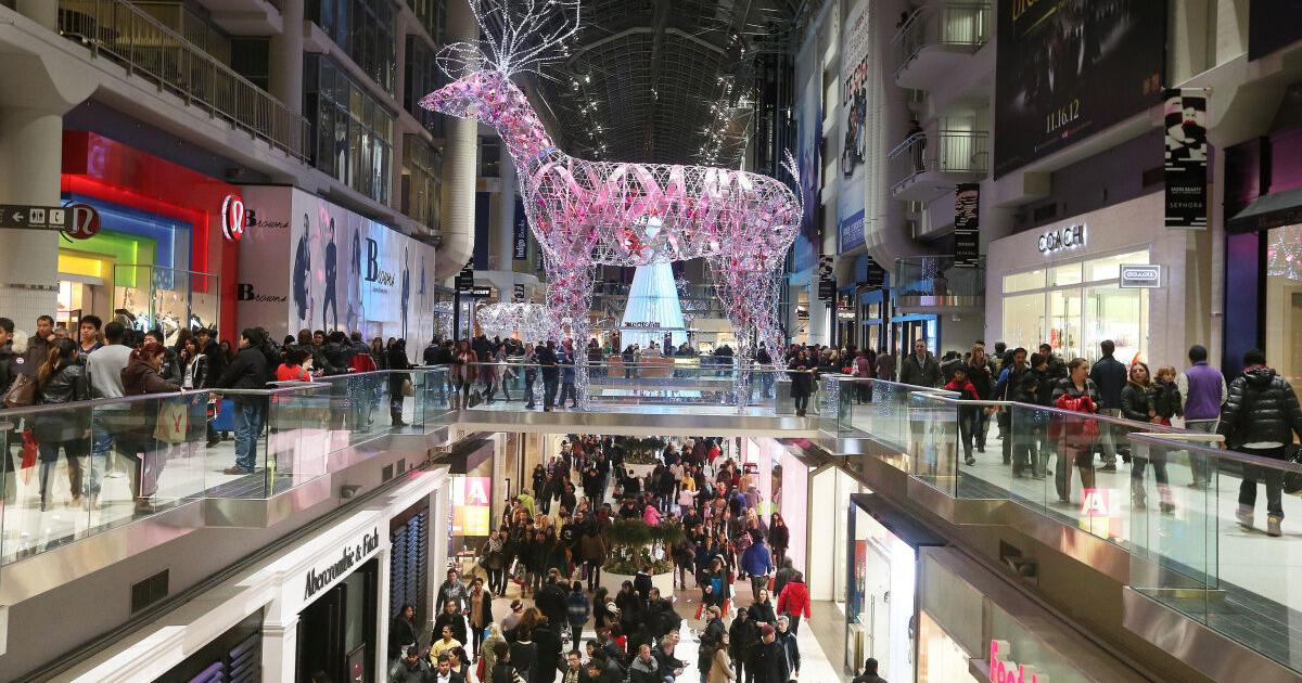 Toronto Eaton Centre extends shopping hours