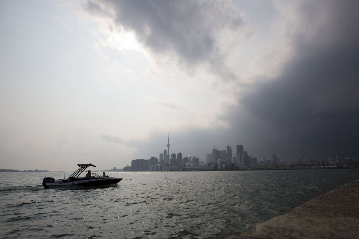 Thunderstorm hits Toronto, causing power outages