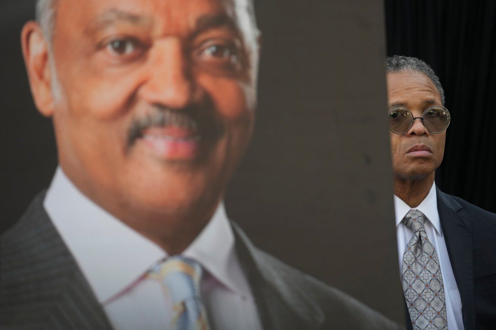 Crowds of Chicago mourners pay respects to Jesse Jackson at start of ...