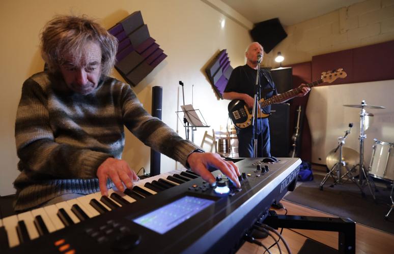 Gordon Lightfoot’s band is back onstage with new singer