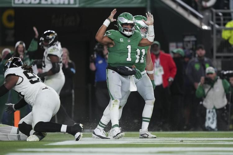 Saquon Barkley shines with backward leap, 2 touchdowns in Eagles' 28-23 ...