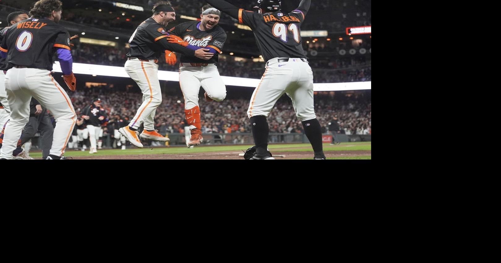 Bailey's walk-off, inside-the-park homer lifts Giants past Phillies