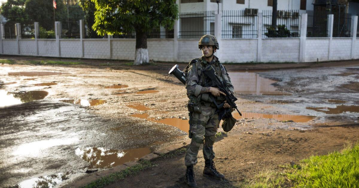 Central African Republic crisis: Machete-armed gangs face off as French ...