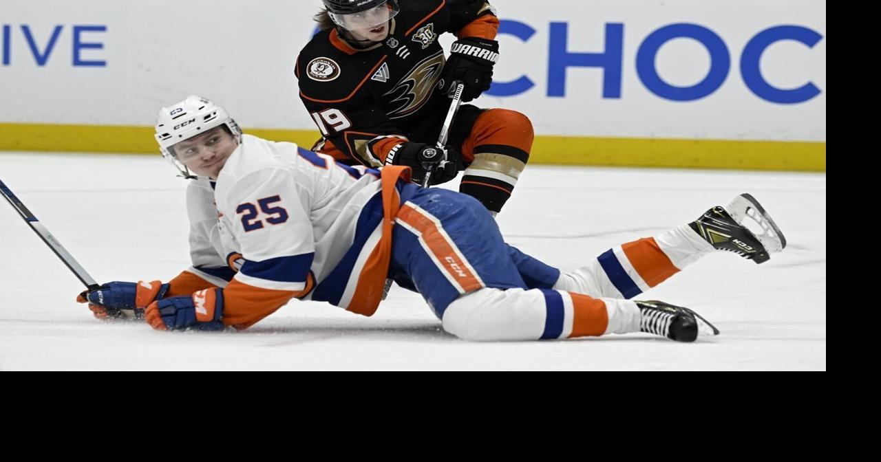 Islanders move into playoff spot, win 6th straight with 6-1 rout of Ducks