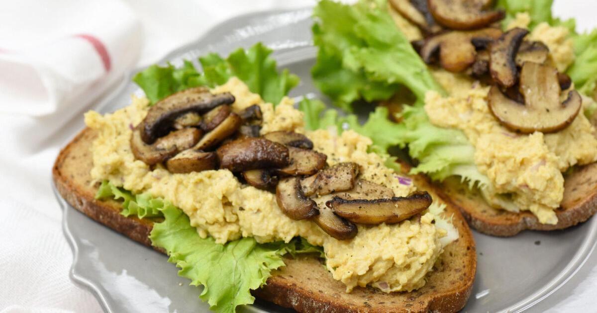 Chunky Hummus and Mushrooms on Toast
