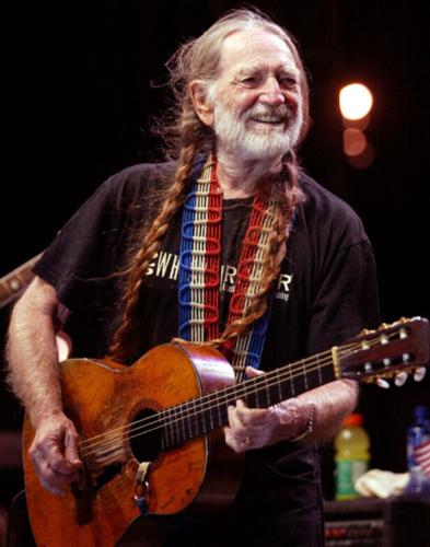 Willie Nelson shocks fans with haircut