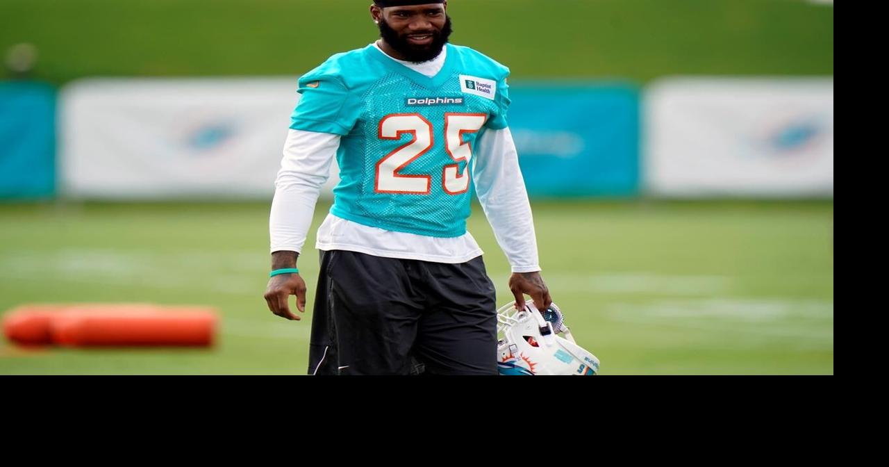 Miami CB Howard at practice, hopes for contract resolution