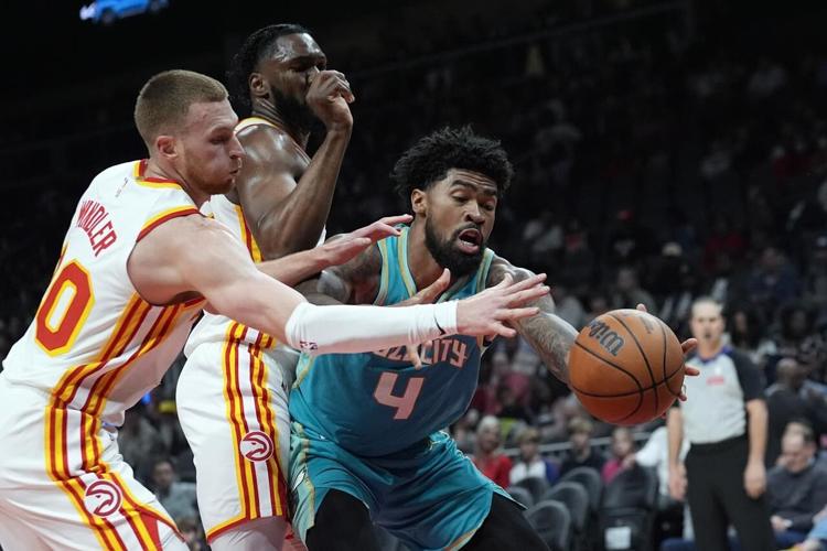 Hot-shooting Murray's 28 points power Hawks past Bridges, Hornets 132-91