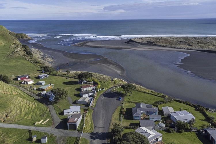 Tom Phillips, New Zealand father who evaded authorities with his 3 ...