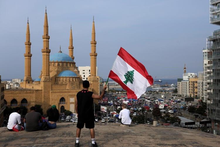 Lebanese block roads as mass demonstrations enter 10th day