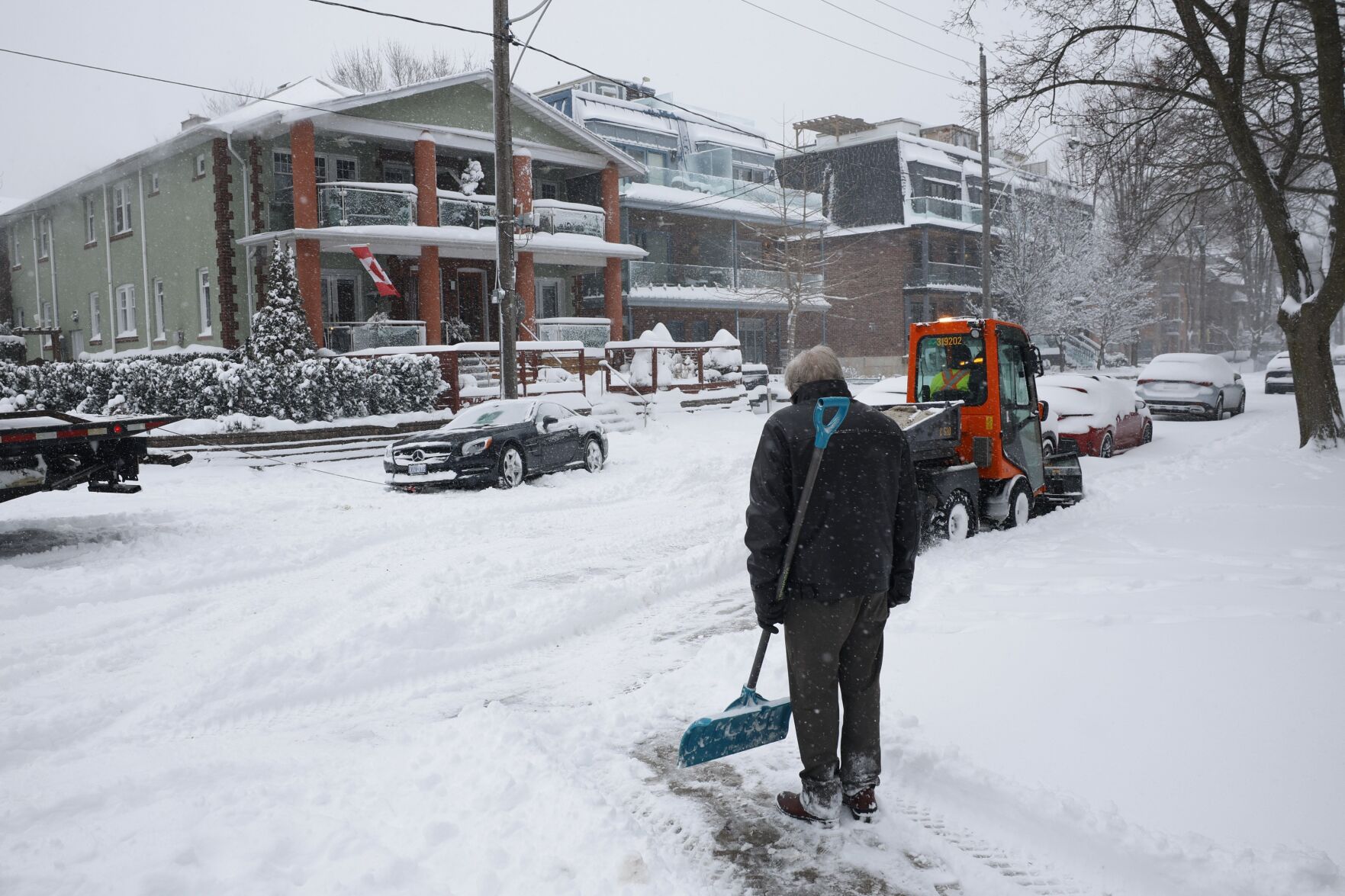 Toronto snowfall warning live: Major commute, travel delays