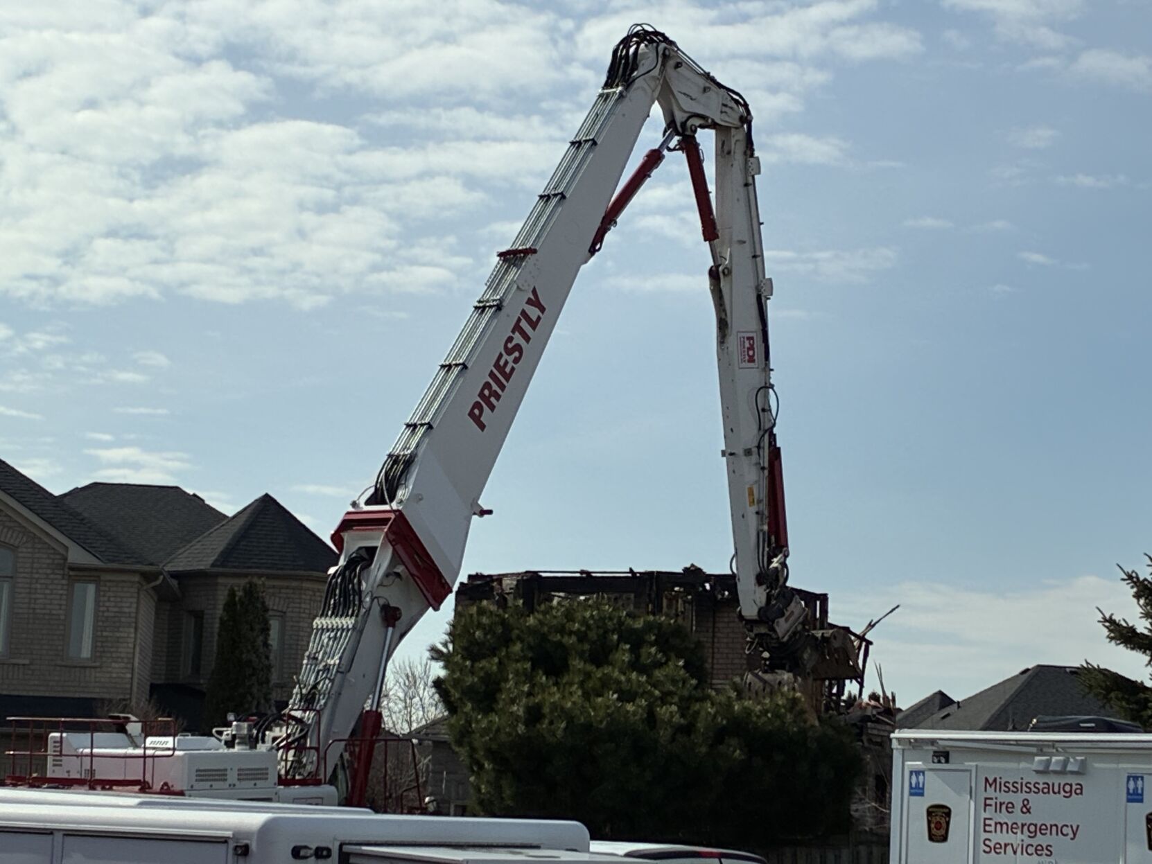 Mississauga home blast kills one, sends neighbours fleeing