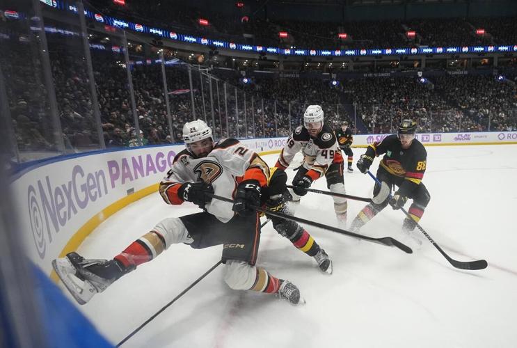 Pettersson scores winner, Boeser scores twice as Canucks beat Ducks 3-1