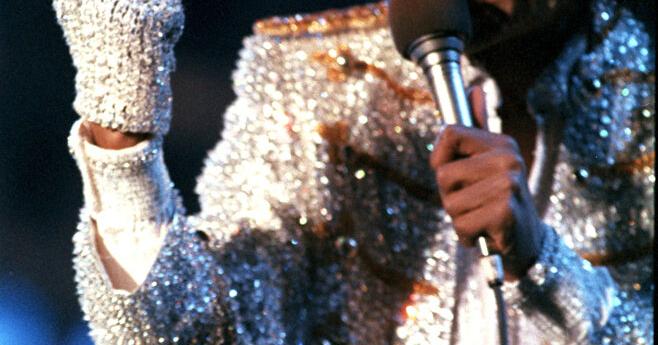 Michael Jackson selling off 2,000 personal items