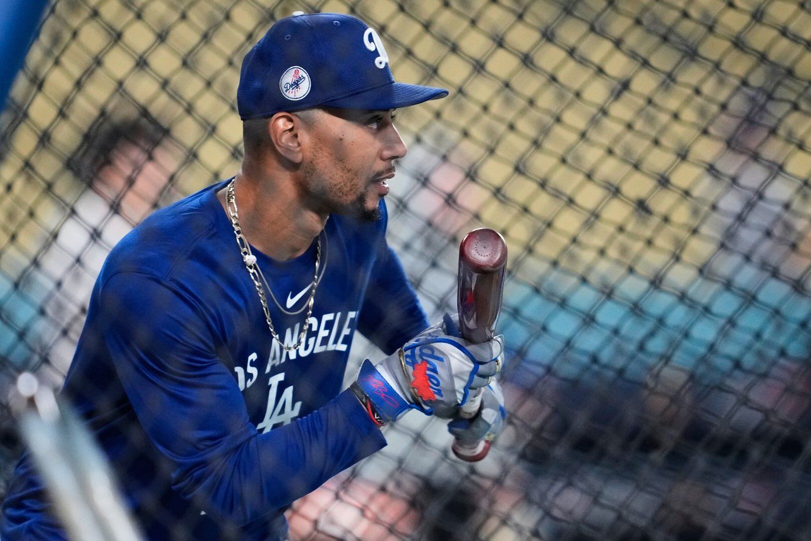 Dodgers' Mookie Betts wins Roberto Clemente Award for humanitarian work