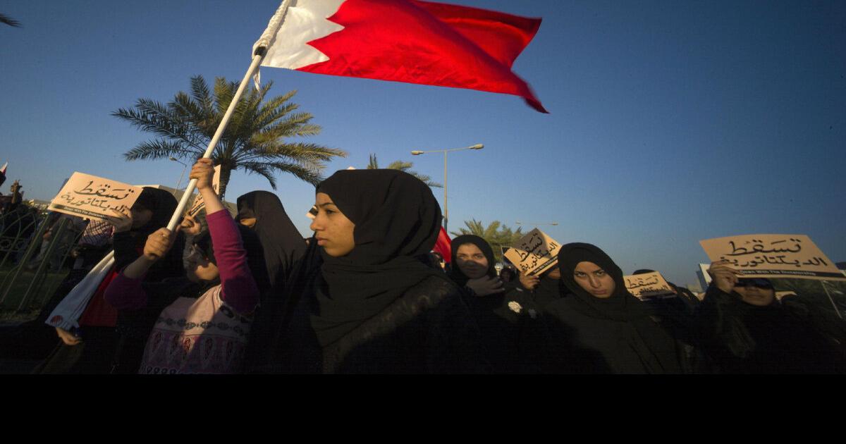 Bahrain protesters jam highway, clash with security forces