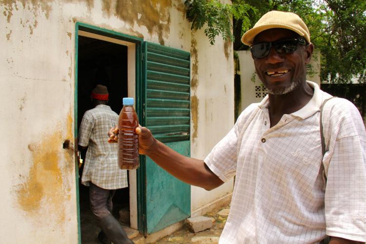 A visit to the zoo, Senegal style: Porter
