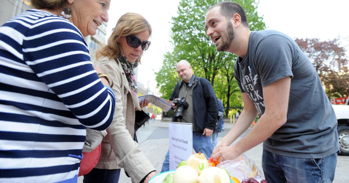 Toronto food cart fight: Guerrilla fruit stand challenges restrictive ...